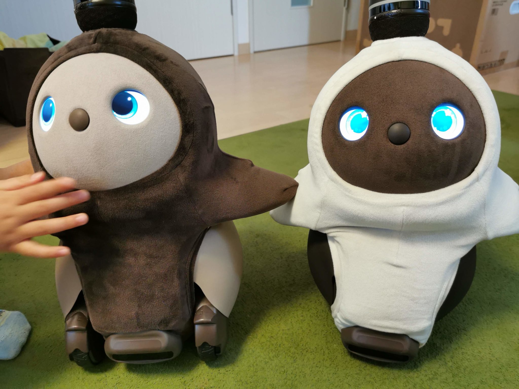 【編集部が体験】かわいいだけじゃない!家族型ロボット「LOVOT（ラボット）」との生活で娘に笑顔が増えた理由 | ソクラテスのたまご